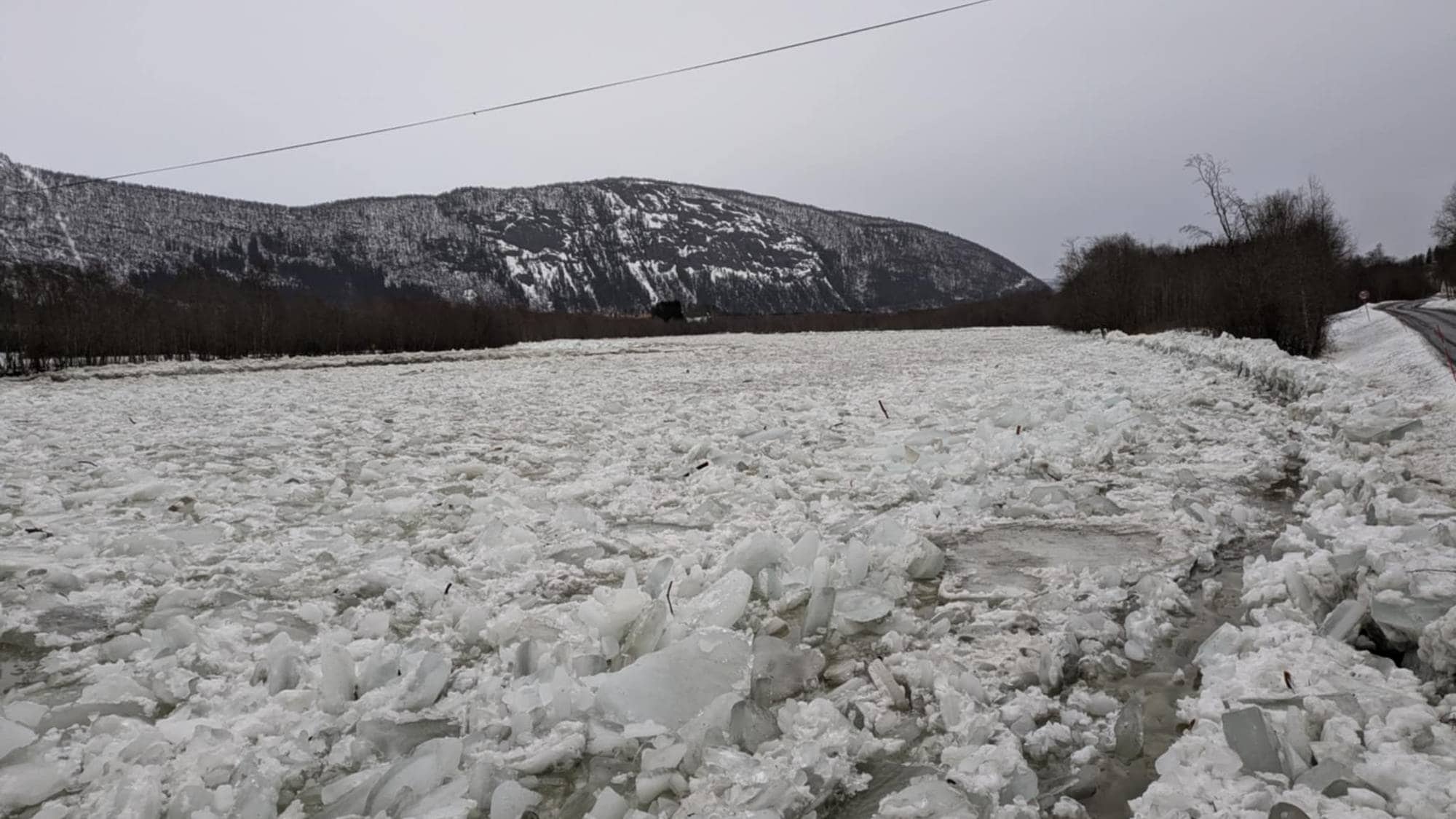 Ispropp i Saltdalselva – advarer mot å gå langs elvekanten – NRK Nordland