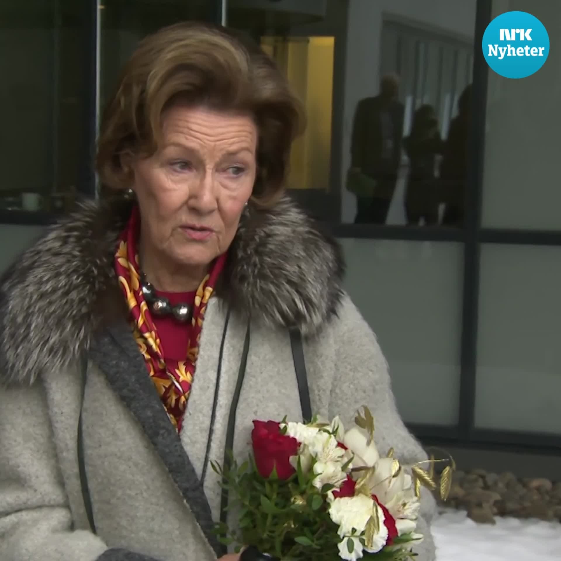 Dronningen: Kongen kommer snart hjem – Siste nytt – NRK