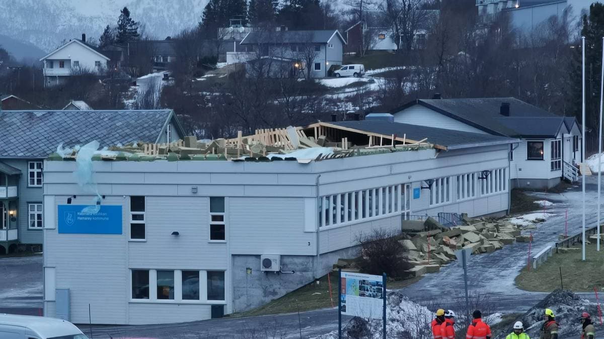 Taket på rådhuset blåste av – har bedt om bistand fra Sivilforsvaret ...
