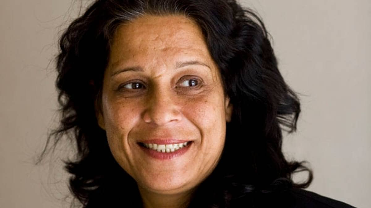 Åpenhjertig Karoli med bok – NRK Kultur og underholdning