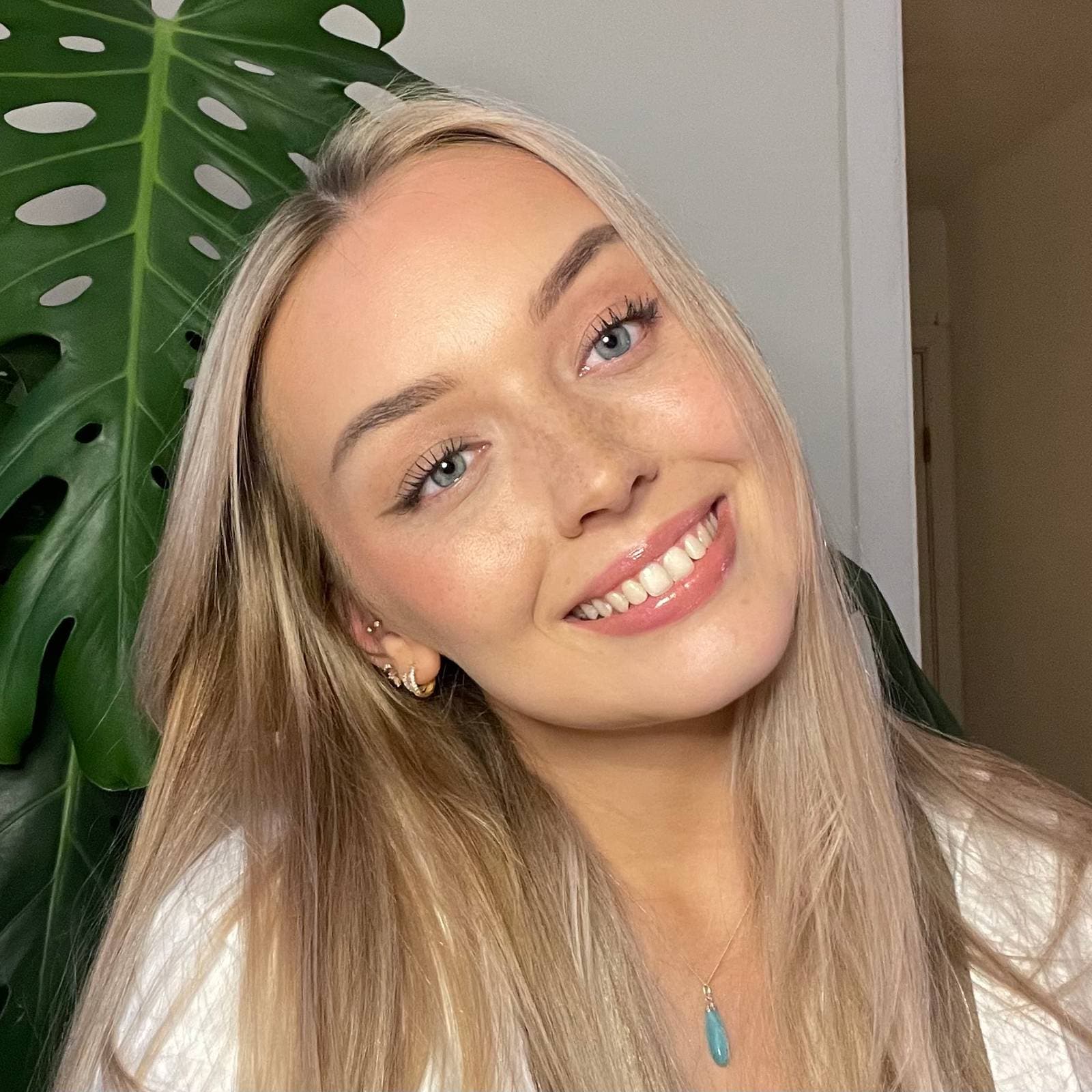 Fregnetrend har eksplodert på sosiale medier. Madelen Haga sprayer på ...