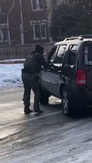 Her skyter og dreper en ICE-agent en kvinne i en bil i Minneapolis i ...