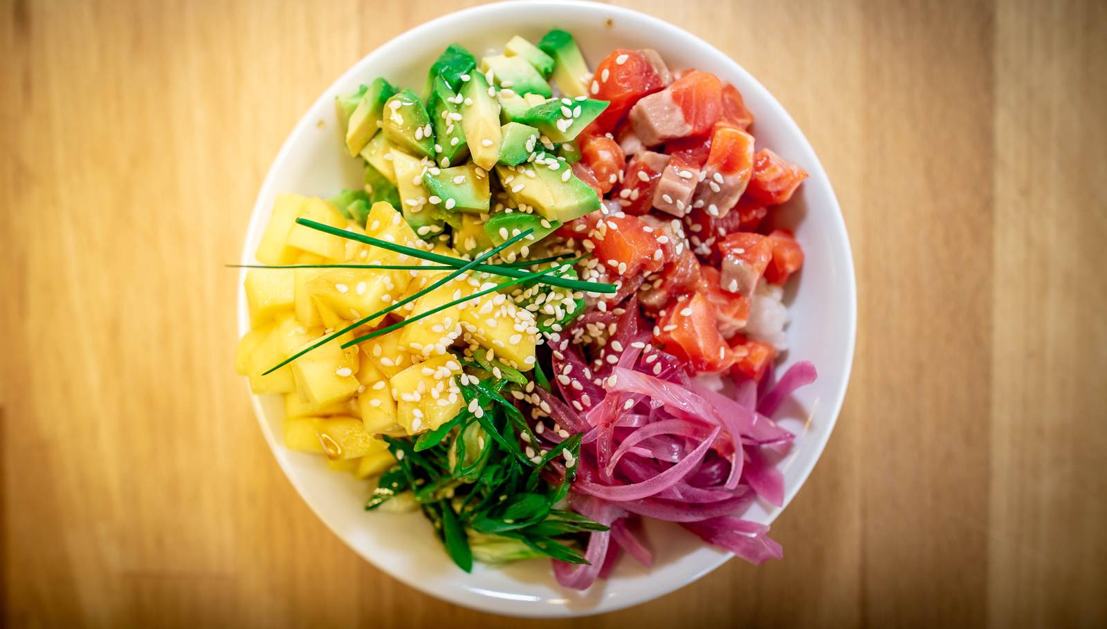 Poke – ris, rå fisk, frukt og grønnsaker – NRK Mat – Oppskrifter og ...