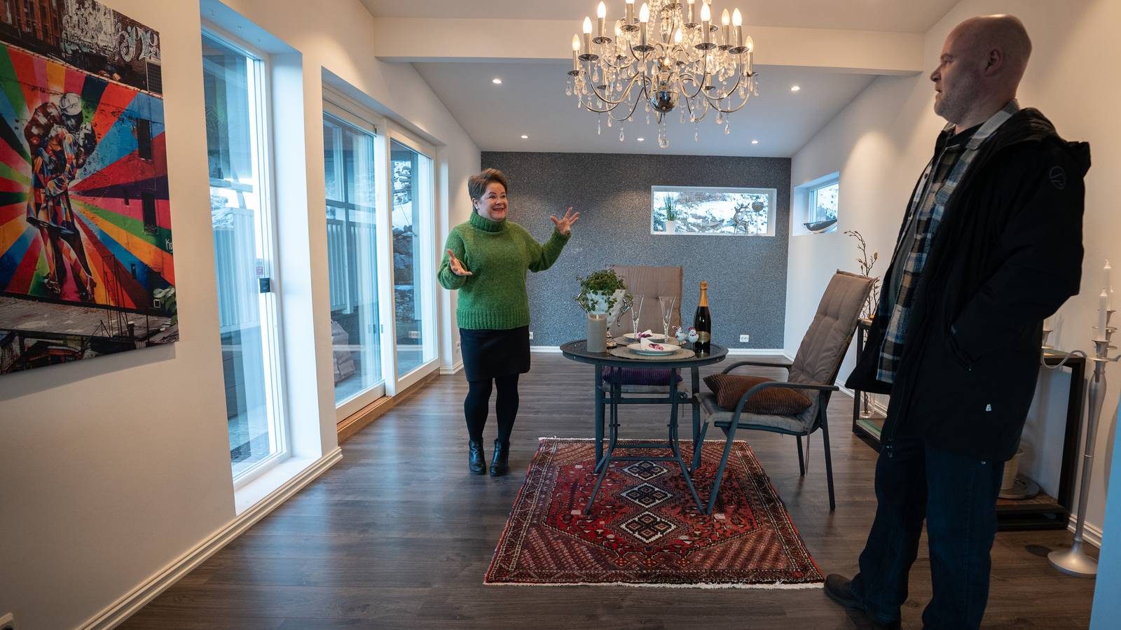 Yvonne Haagensen og Terje Myhr let interesserte kjøparar prøvebu huset ...