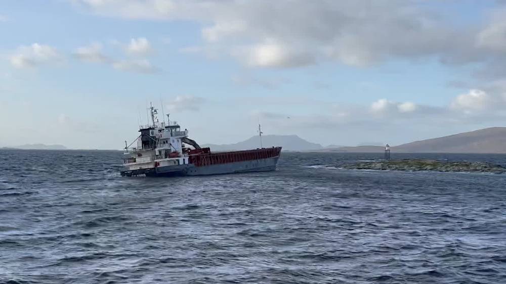Lasteskip på grunn utanfor Kalvåg – må avbryte redninga – NRK Vestland
