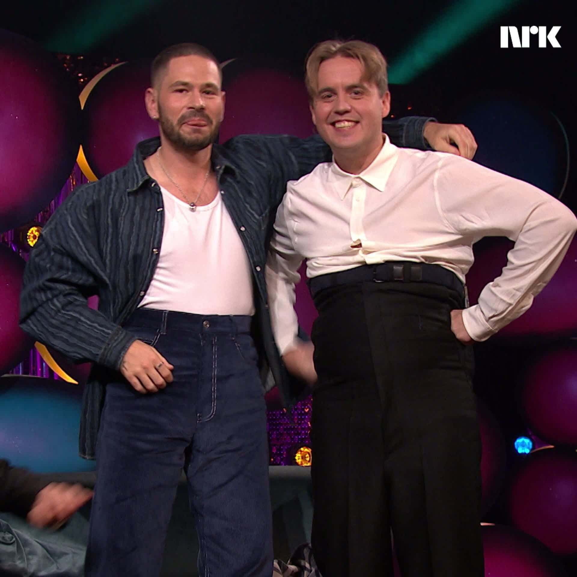 Chris Holsten blir ertet for sine høye bukser – NRK