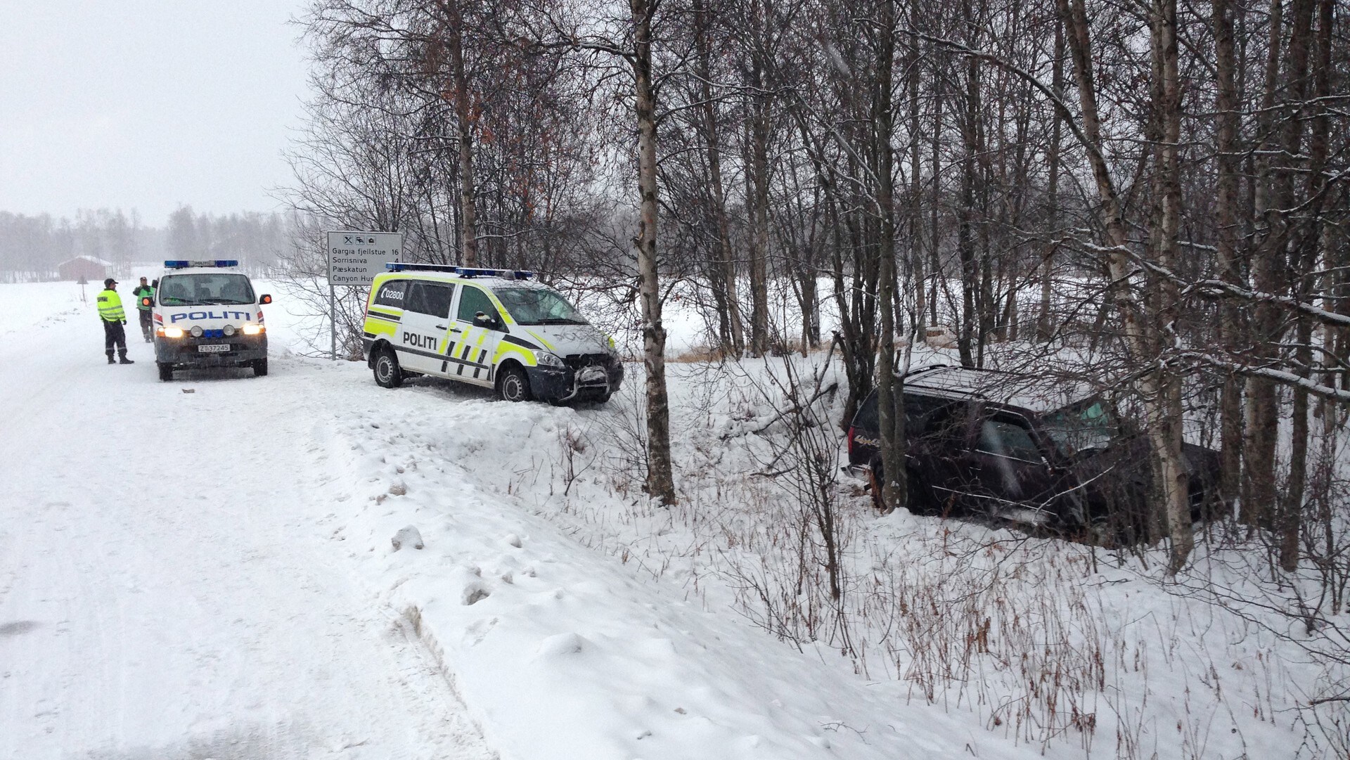 Politibil totalvraket etter biljakt – NRK Troms og Finnmark