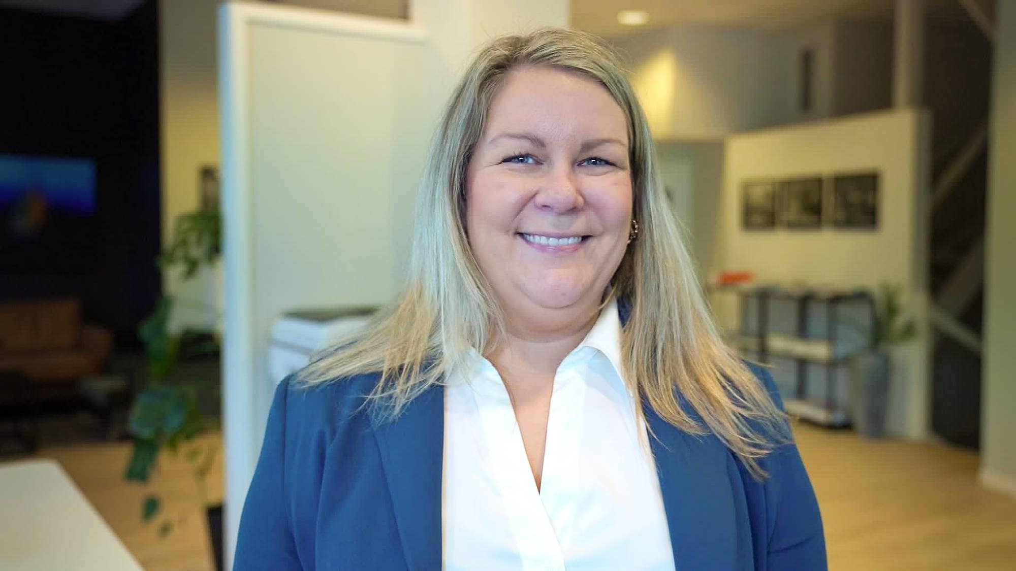 Yvonne Haagensen og Terje Myhr let interesserte kjøparar prøvebu huset ...