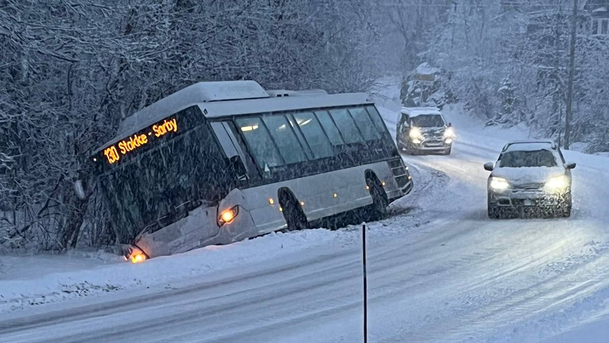 Buss i grøft på Vear – NRK Vestfold og Telemark – Lokale nyheter, TV og ...