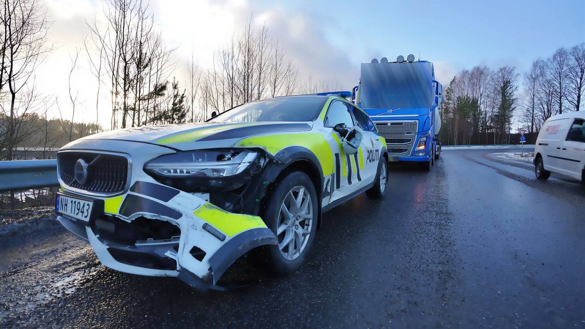 Semitrailer rygget på politibil – NRK Vestfold og Telemark – Lokale nyheter, TV og radio