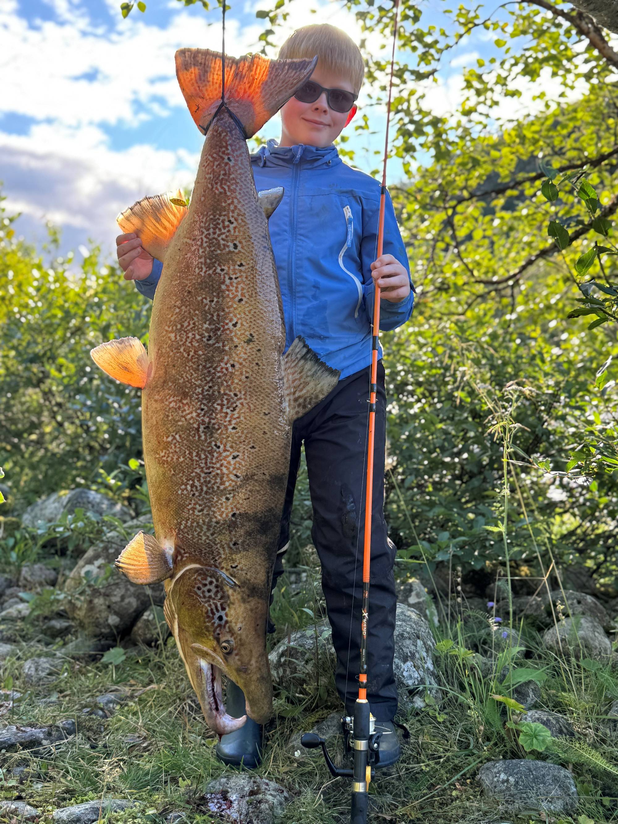 Mattis (10) fikk storfangst – nå blir det sushi og røykelaks – NRK ...