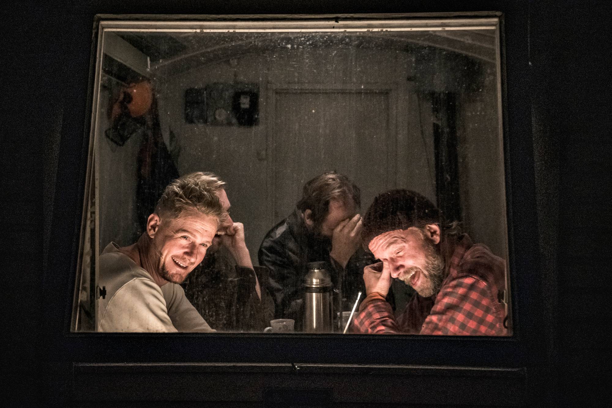 Anmeldelse: «Heil ved» ved Det Norske Teatret – Anmeldelser og anbefalinger