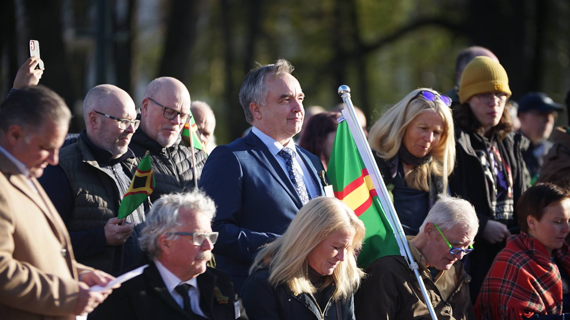 Skogfinnenes eget flagg heist foran Oslo rådhus – NRK Innlandet ...