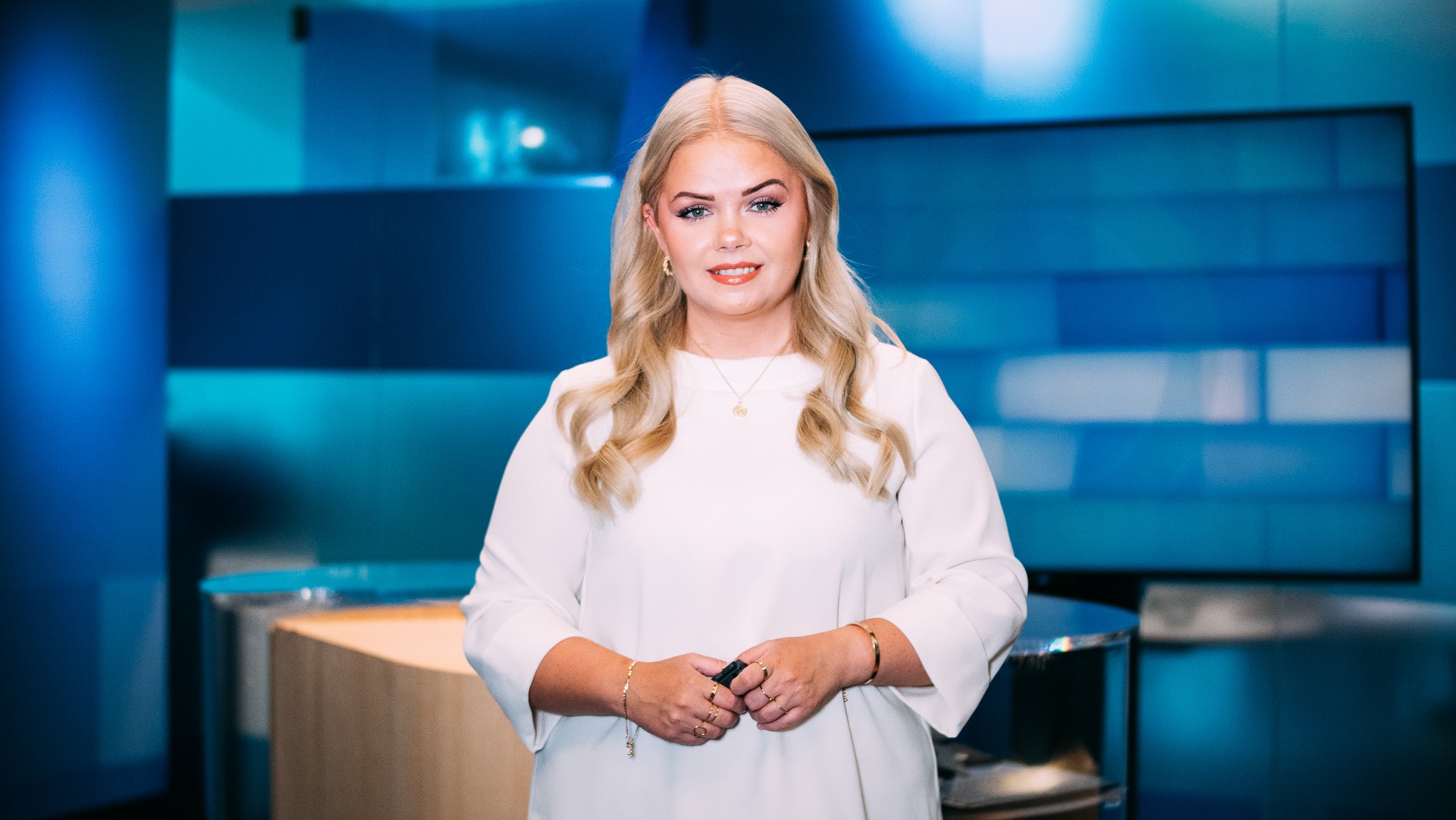 Heiste opp bruelement fra ødelagt bru. Se bildene i TV-sendinga klokka ...