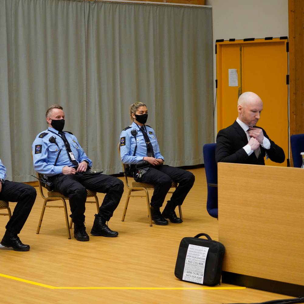 Breivik i retten med naziplakater – sier han tar avstand fra vold – NRK Norge – Oversikt over ...