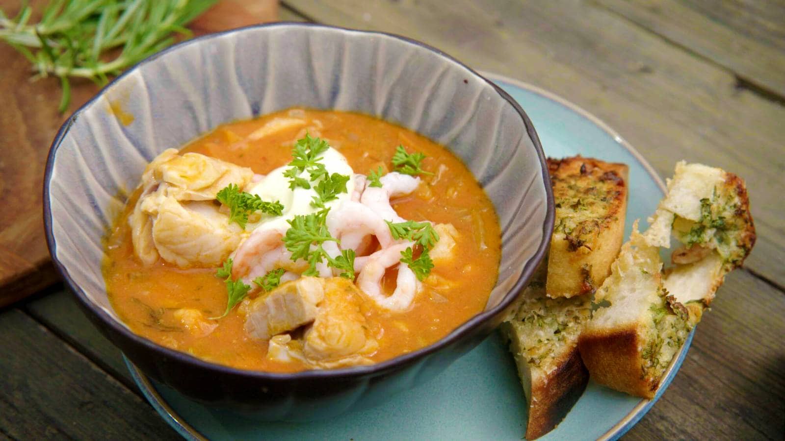 Fiskesuppe med sprøstekt parmesanbrød – NRK Mat – Oppskrifter og ...