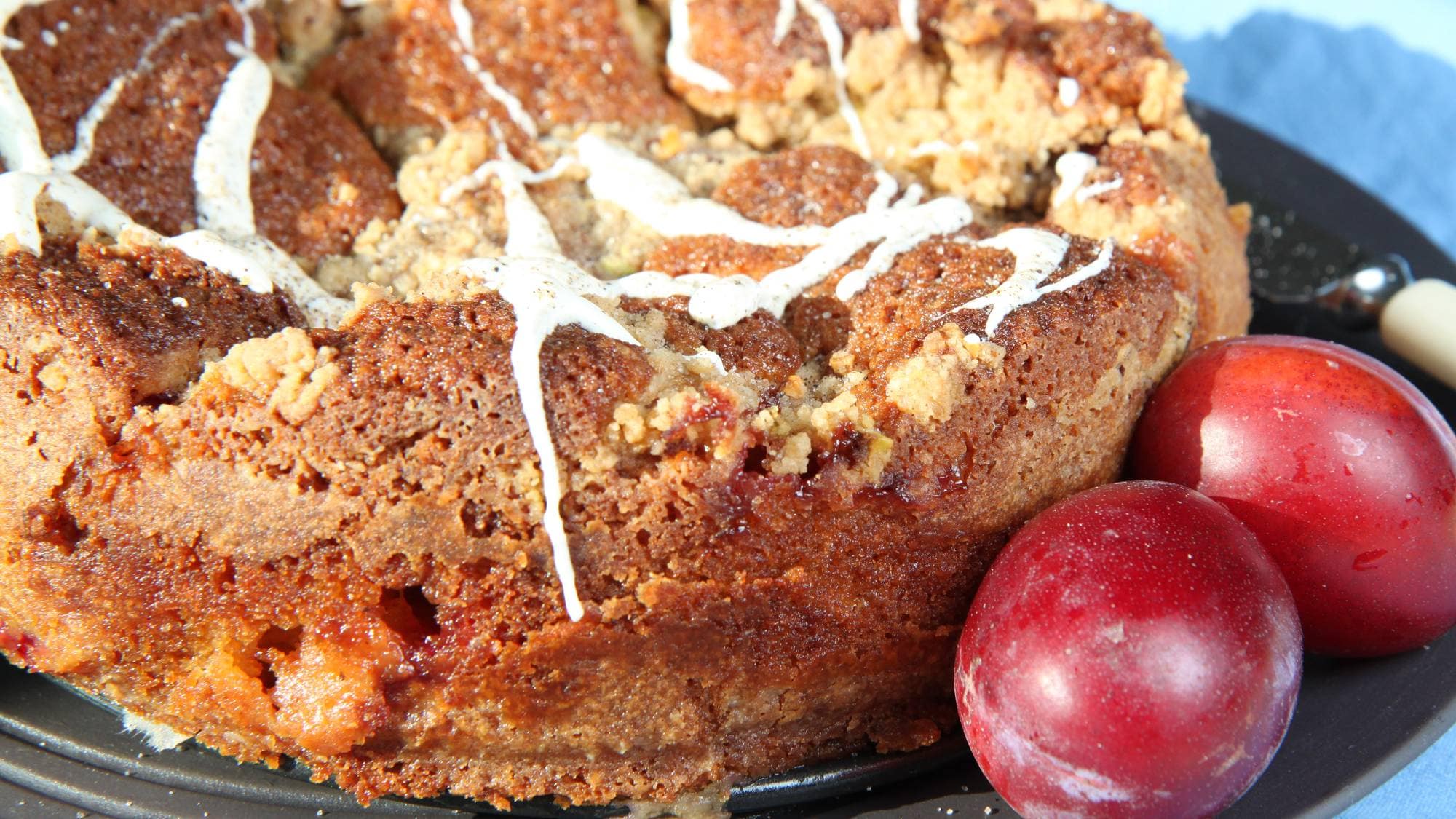 Plommekake med smuldretopp – NRK Mat – Oppskrifter og inspirasjon