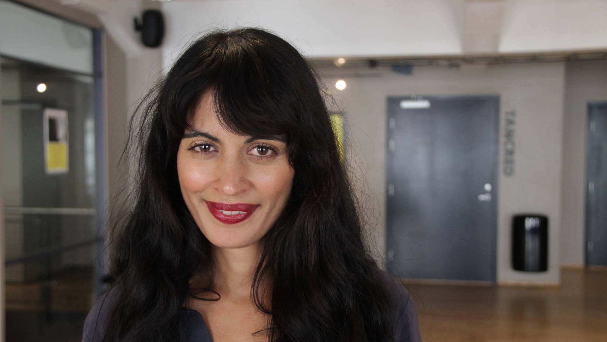 Iram Haq har laget film om foreldre som kontrollerer sine barn – NRK ...