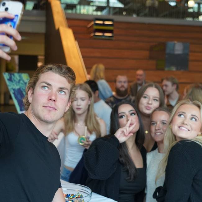 Kritisk til «Gutta AS»: – Selv om du driver med humor kan du ikke gjøre ...