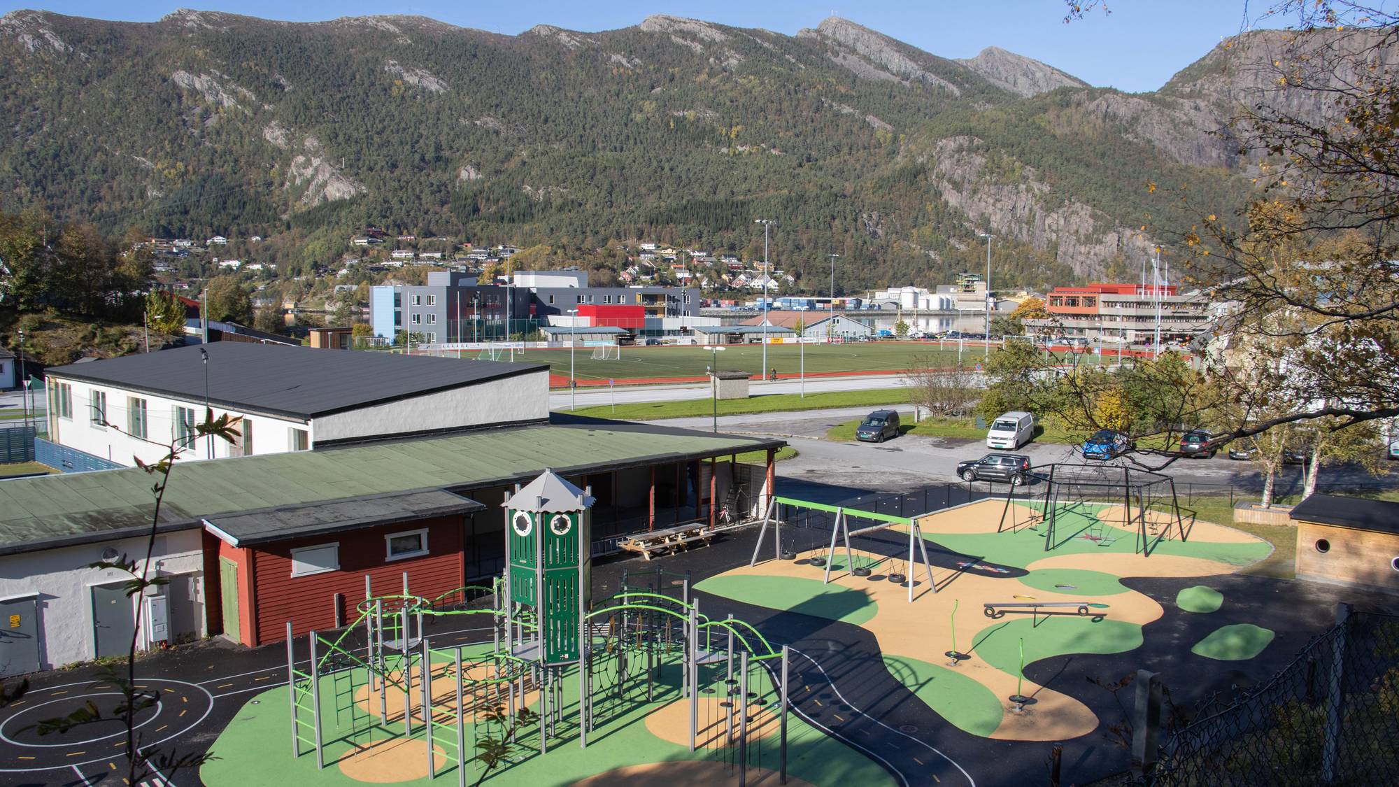 Bremanger vil gi kommunalt tilsette foreldre full lønn for 80 prosent stilling – NRK Vestland