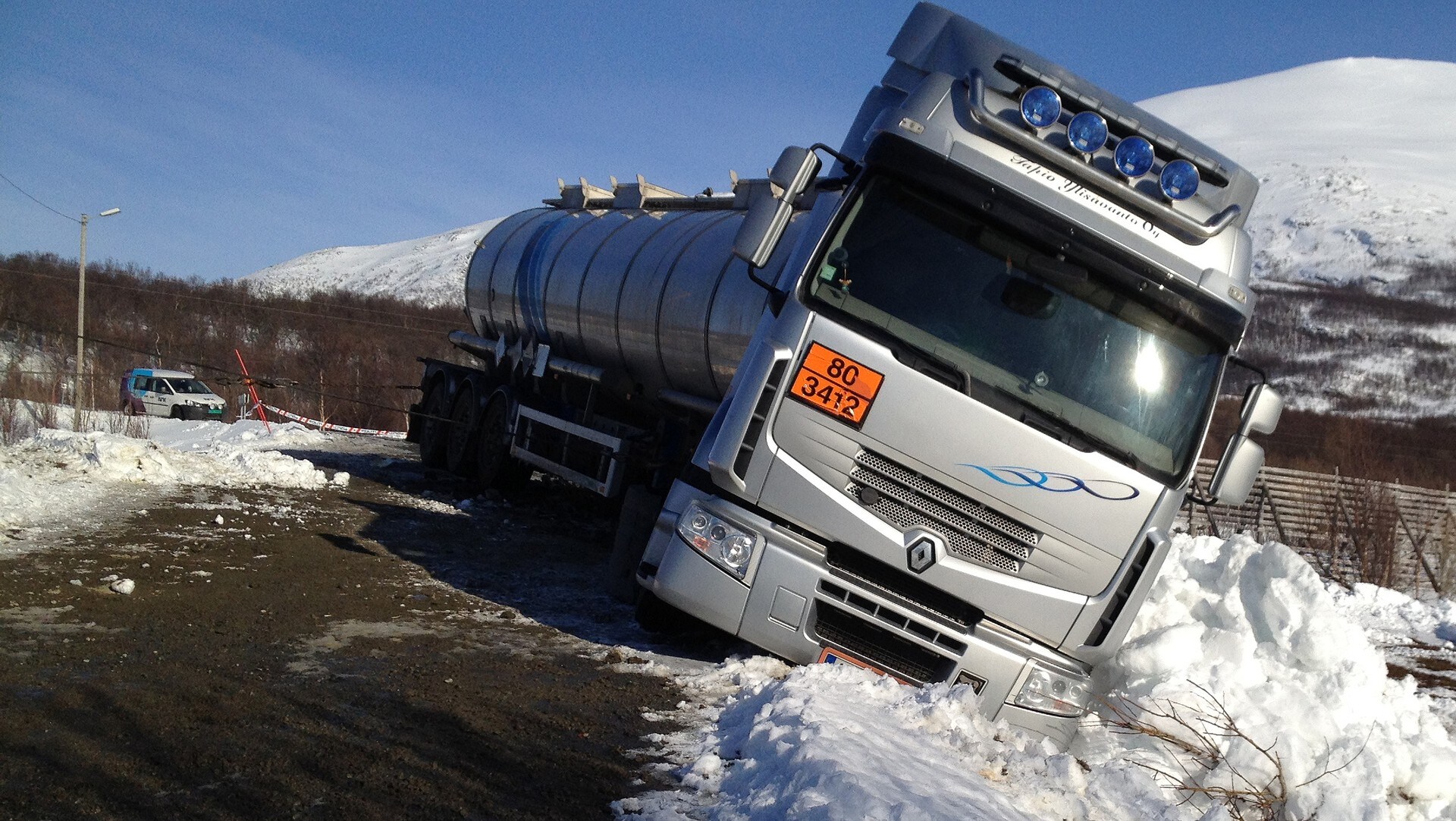 Tankbil full av maursyre holdt på å tippe over ende – NRK Sápmi ...