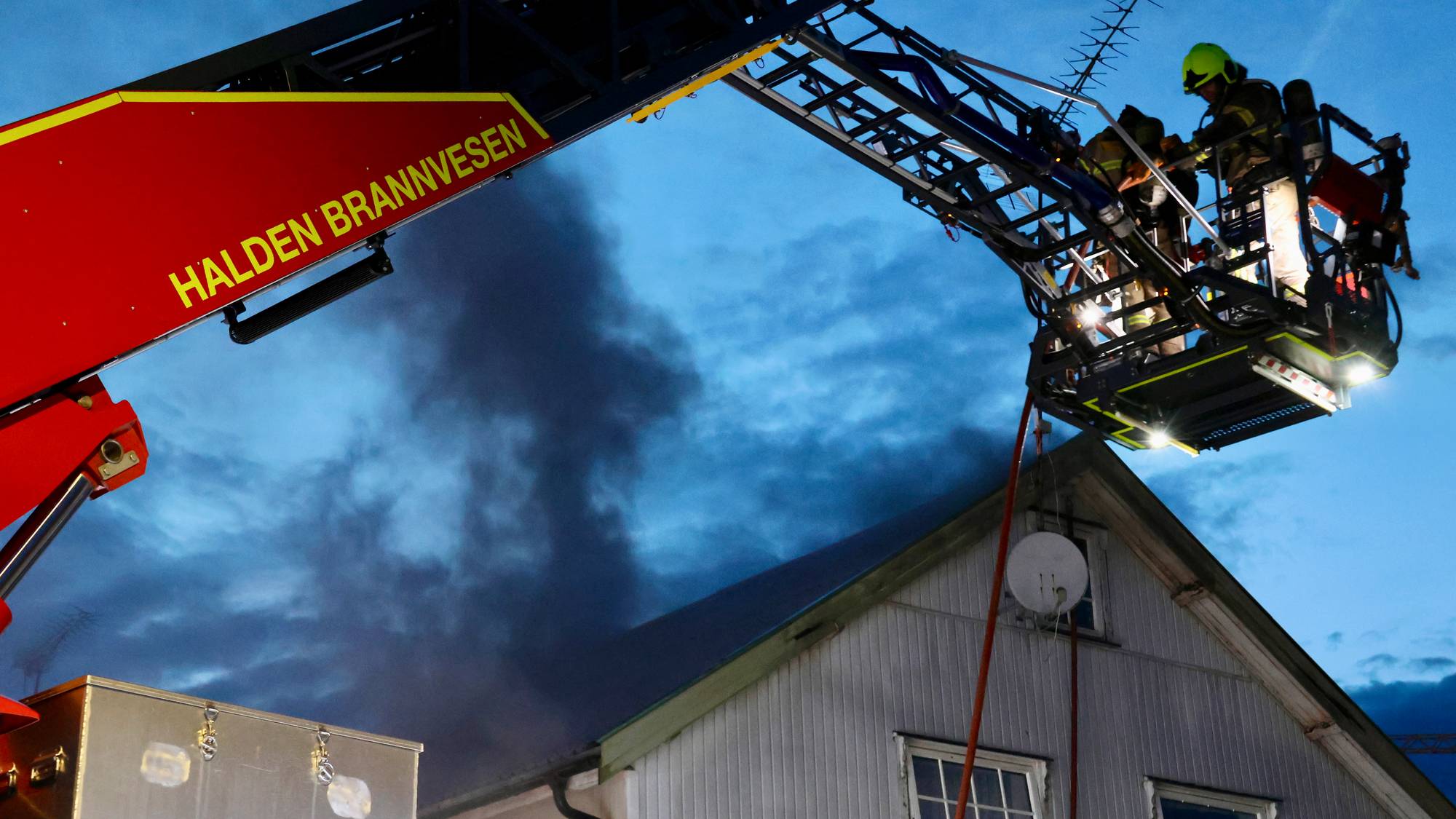 To pågrepet etter boligbrann i Halden – NRK Norge – Oversikt over ...