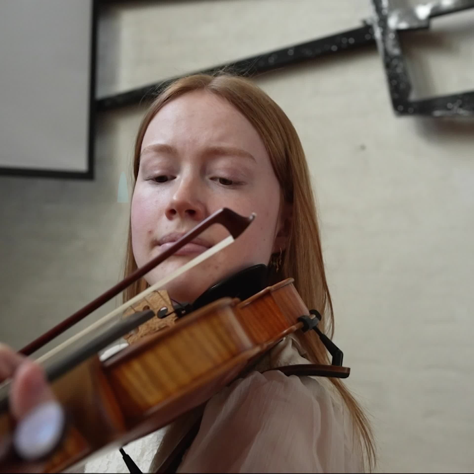 Se og hør Rebecca spille fiolin – NRK