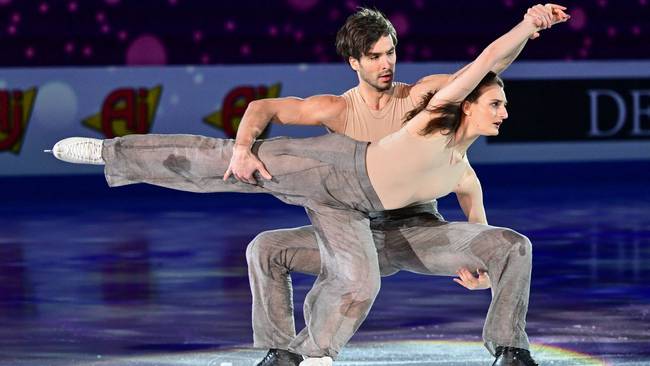 Isdans-kommentator Gabriella Papadakis blei tatt av skjermen etter ...