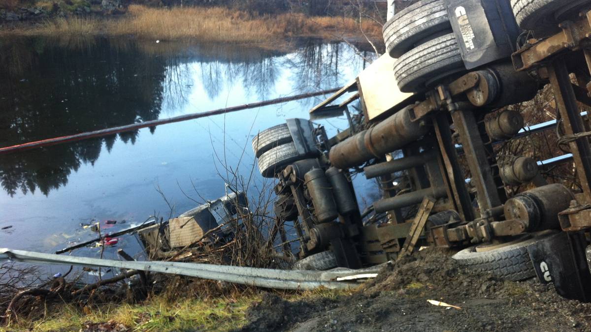 Alvorlig skadd etter trailerulykke – Siste nytt – NRK