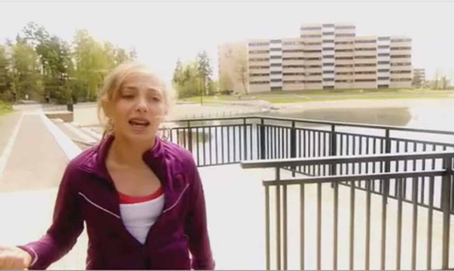 AF1: Bakomfilm med Julie Maria som spiller Mira – NRK