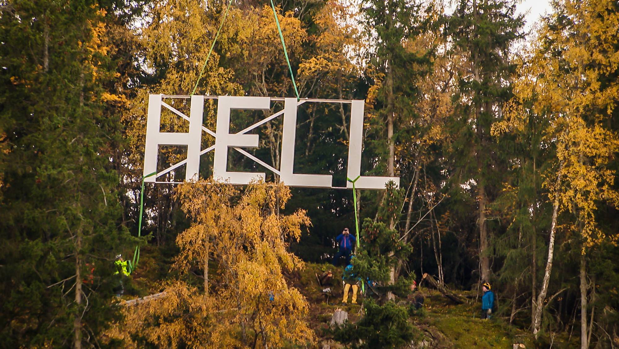 Her flyr de Hell-skiltet på plass – NRK Trøndelag – Lokale nyheter, TV ...