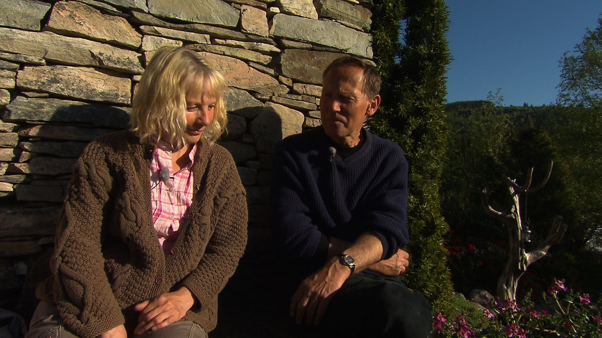 Sjå ein smakebit frå hagen til Astrid og Ivar Elvik – NRK