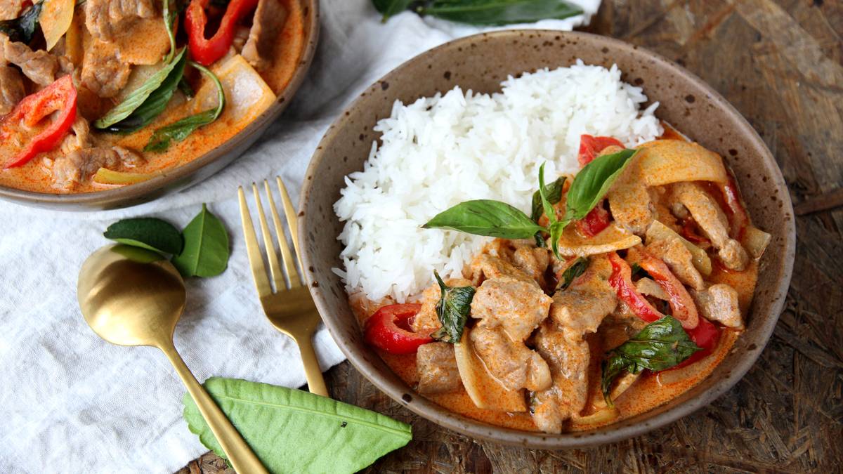 Thailandsk panang curry med nakkekoteletter – NRK Mat – Oppskrifter og ...