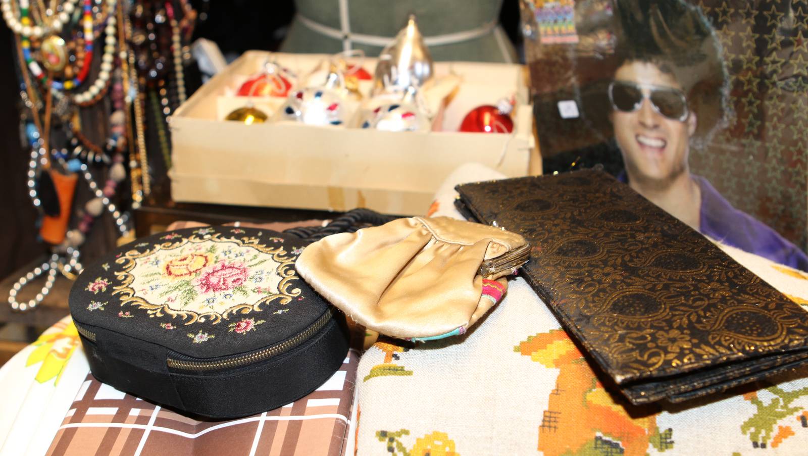 Downton-boom på bruktbutikkene – NRK Trøndelag – Lokale nyheter, TV og ...