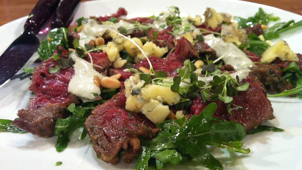 Ti oppskrifter på salat med kylling, kjøtt, ost, frukt eller grill ...