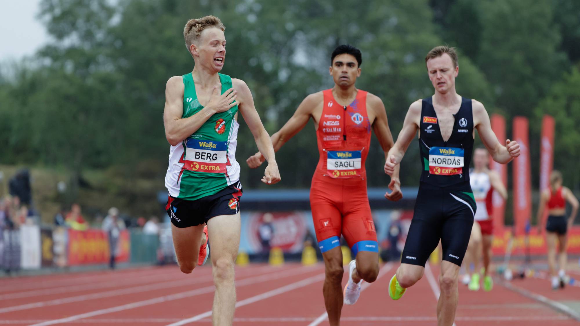 Håkon Moe Berg spurtslo Narve Gilje Nordås på 1500 meter i NM i friidrett – NRK Sport ...