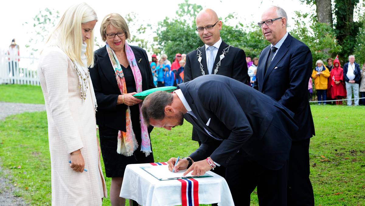 Kronprinsparet besøker Østfold – NRK Østfold – Lokale nyheter, TV og radio