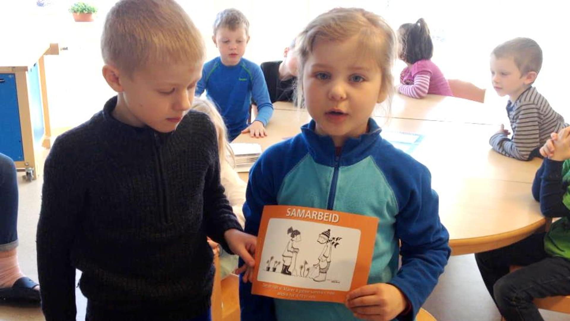 Barn forklarer ordet samarbeid – NRK