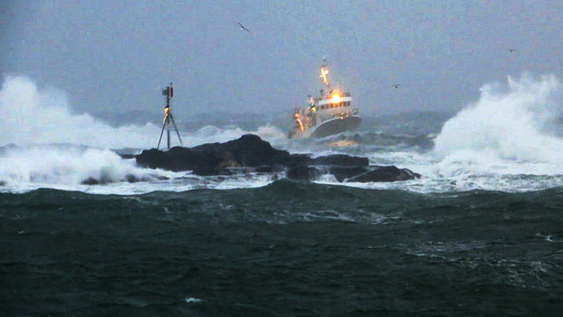 Fiskebåt i storm i Lofoten – NRK