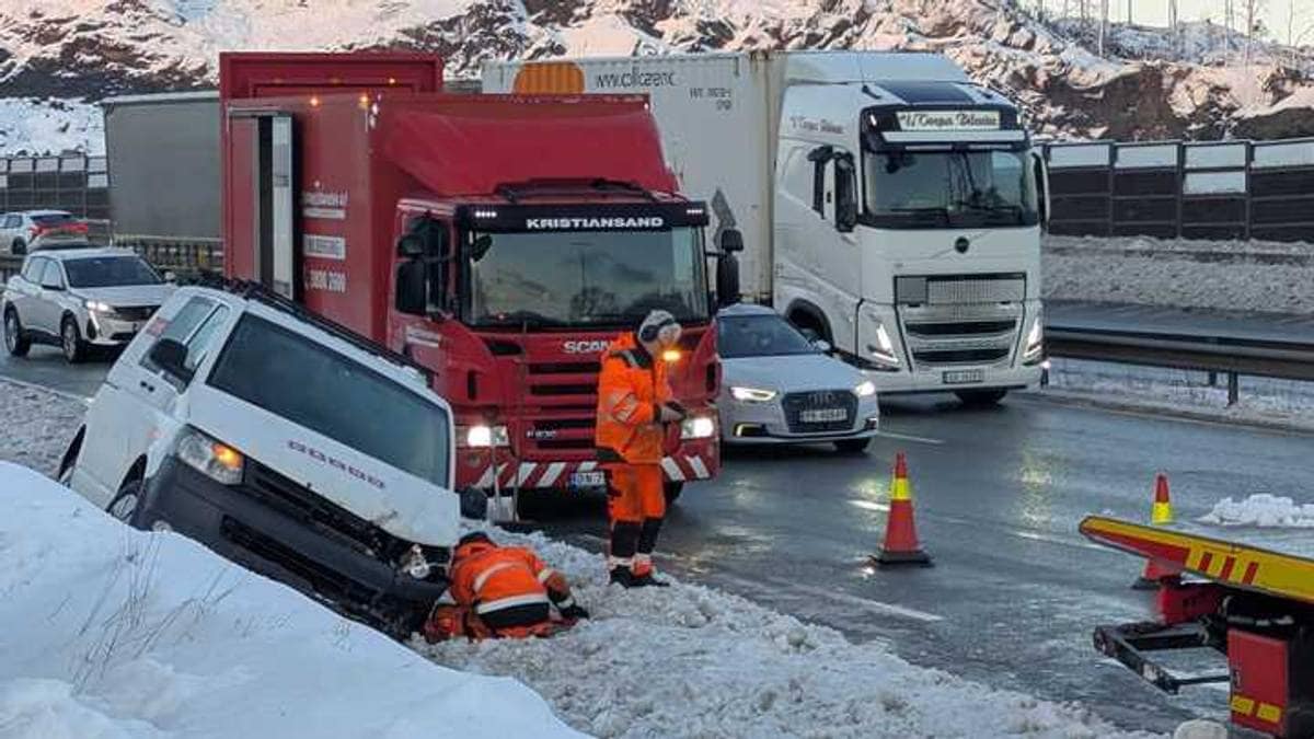 Minst 17 biler involvert i uhell på glatta i Kristiansand – NRK ...