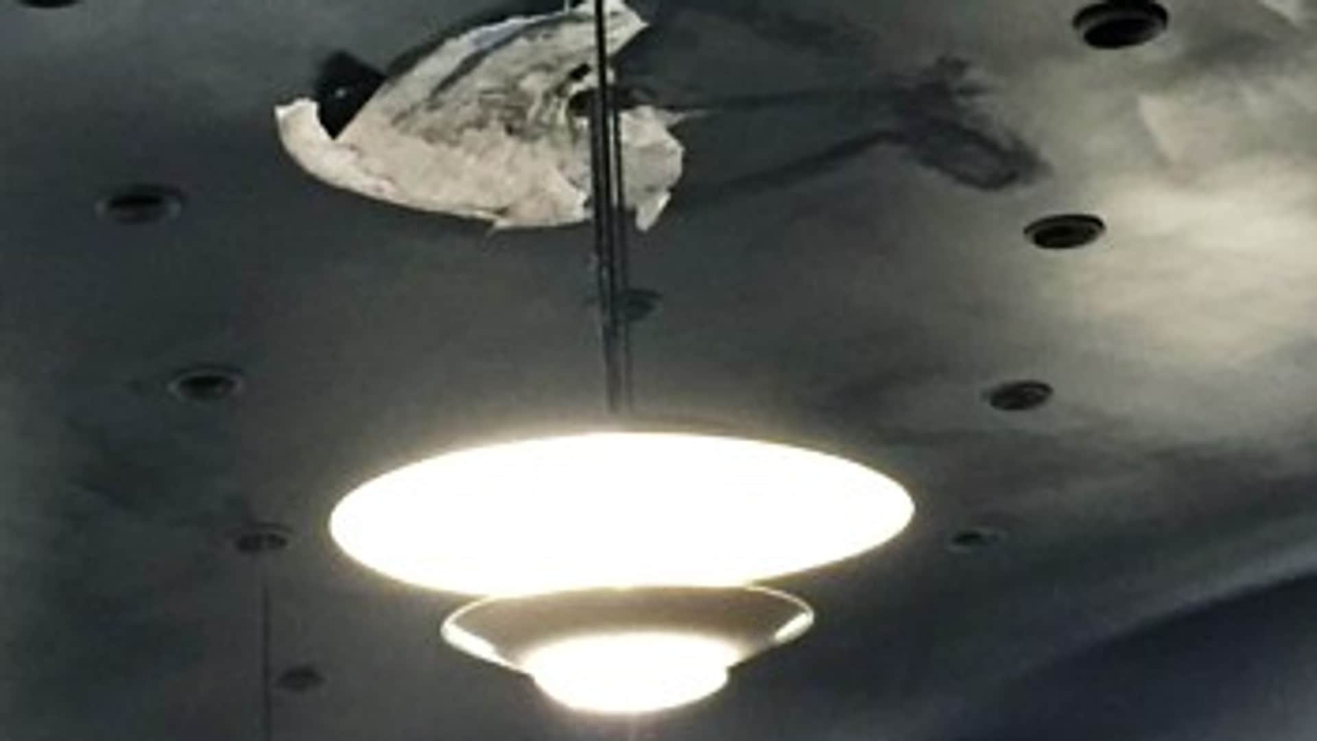 Murpuss raser ned fra taket på Sentrum scene – NRK