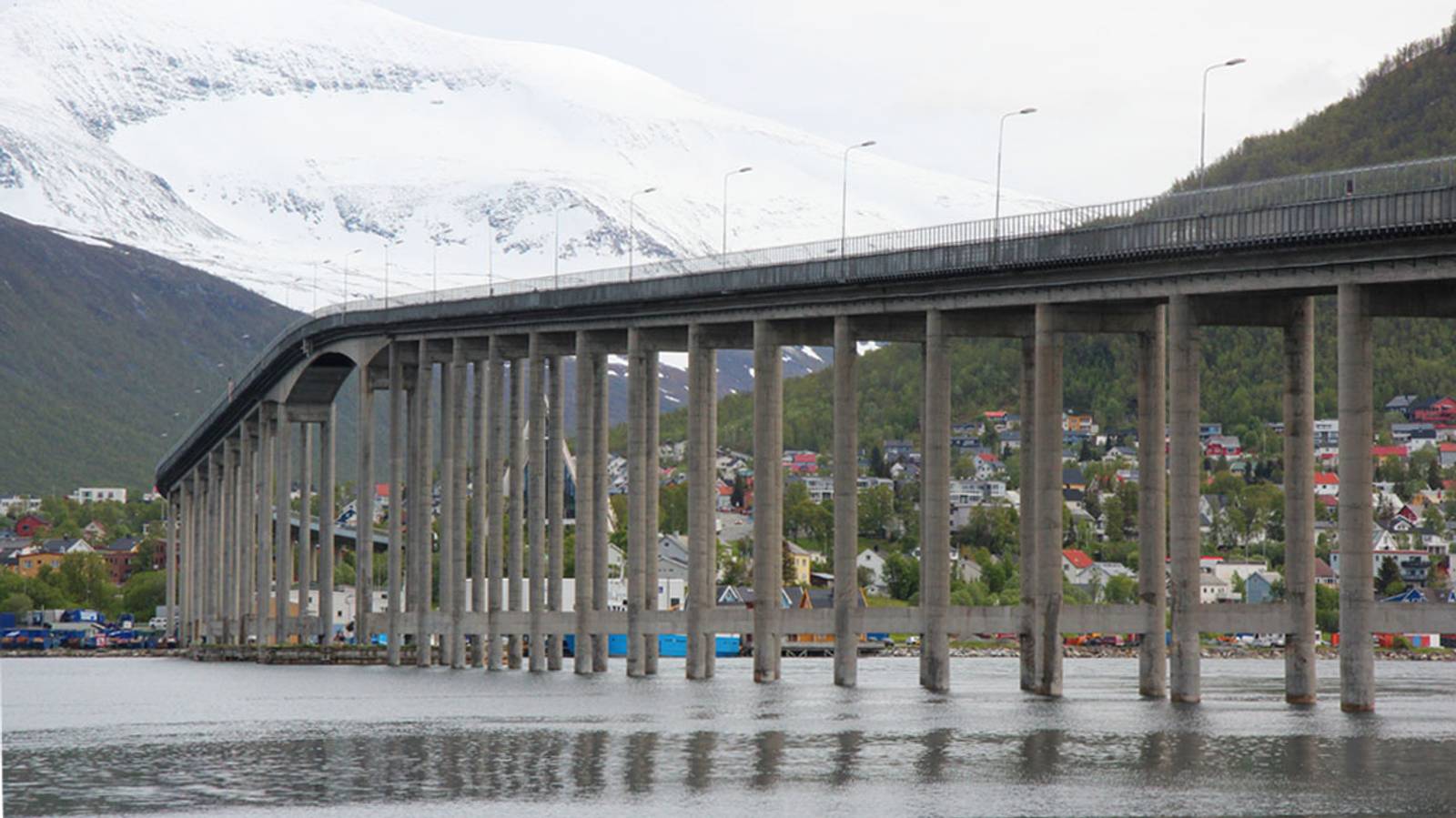 Stenger Tromsøbrua i sommarferien for å utvide sykkelfeltet – NRK Troms og Finnmark