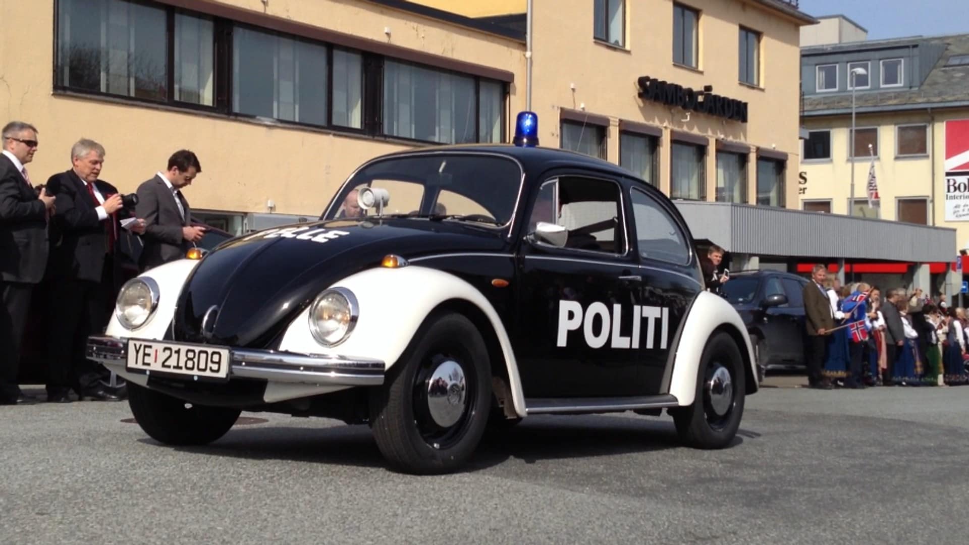 Pelle Politibil fremst i toget – NRK
