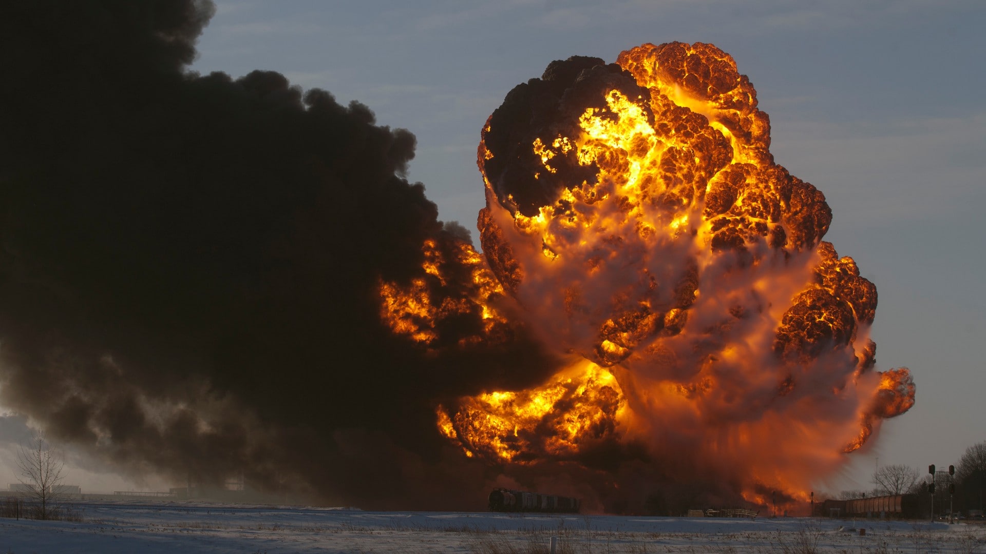 Se flammene etter togeksplosjonen – NRK