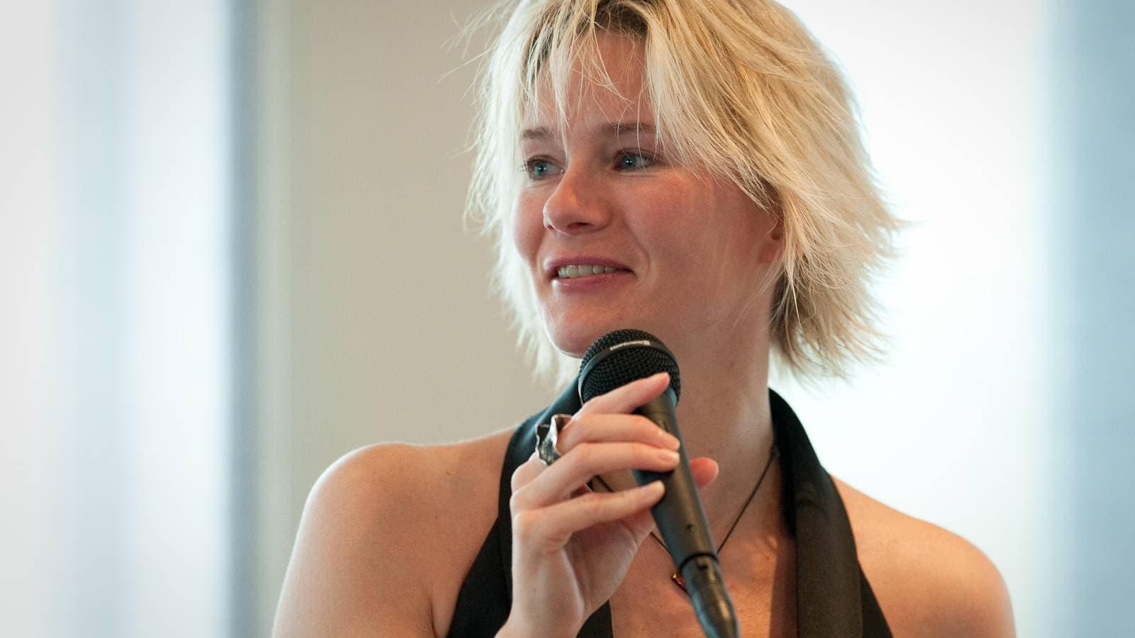 Lisa Dillan synger Elvis Presley – NRK Kultur og underholdning