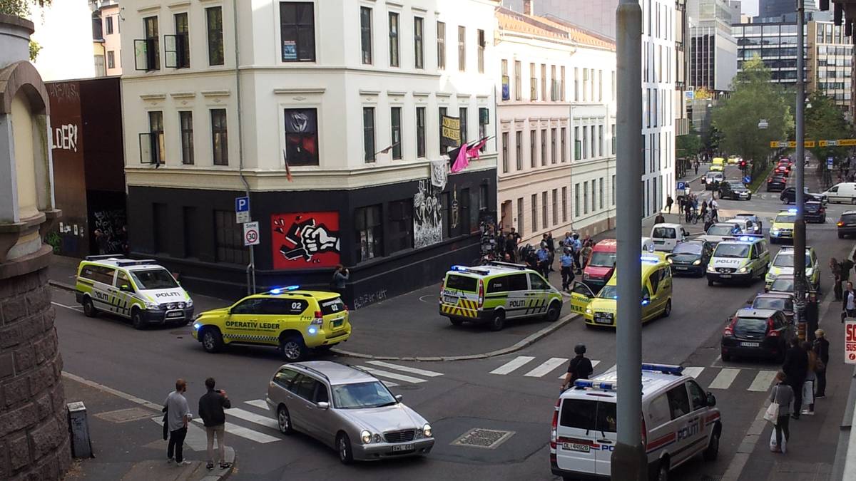 Masseslagsmål ved Blitzhuset – Siste nytt – NRK