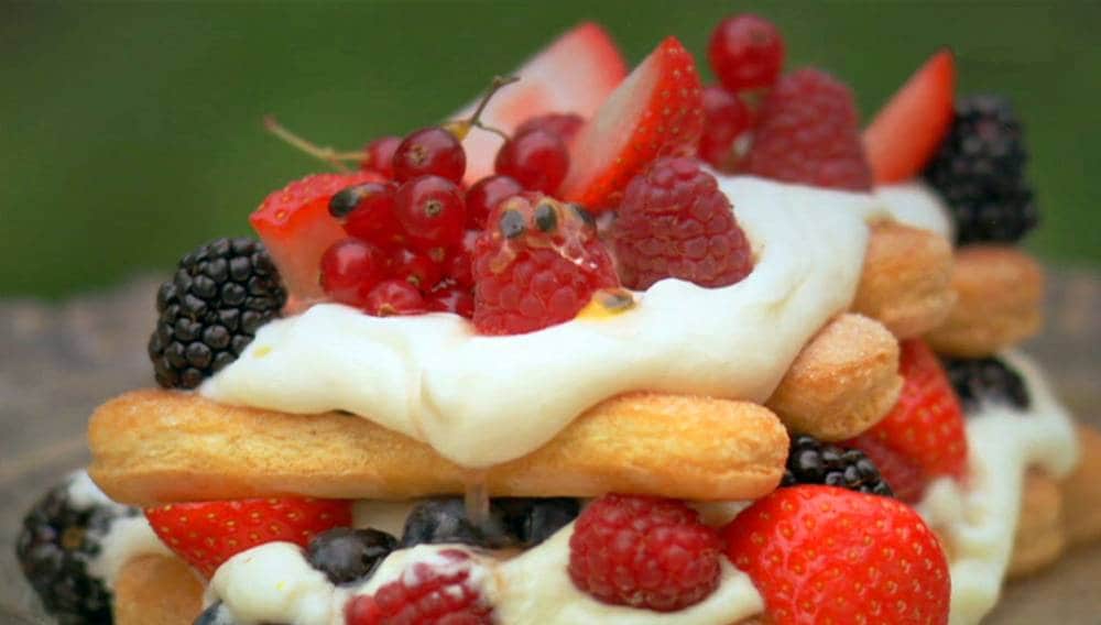 Tiramisu med friske bær og pasjonsfrukt – NRK Mat – Oppskrifter og ...