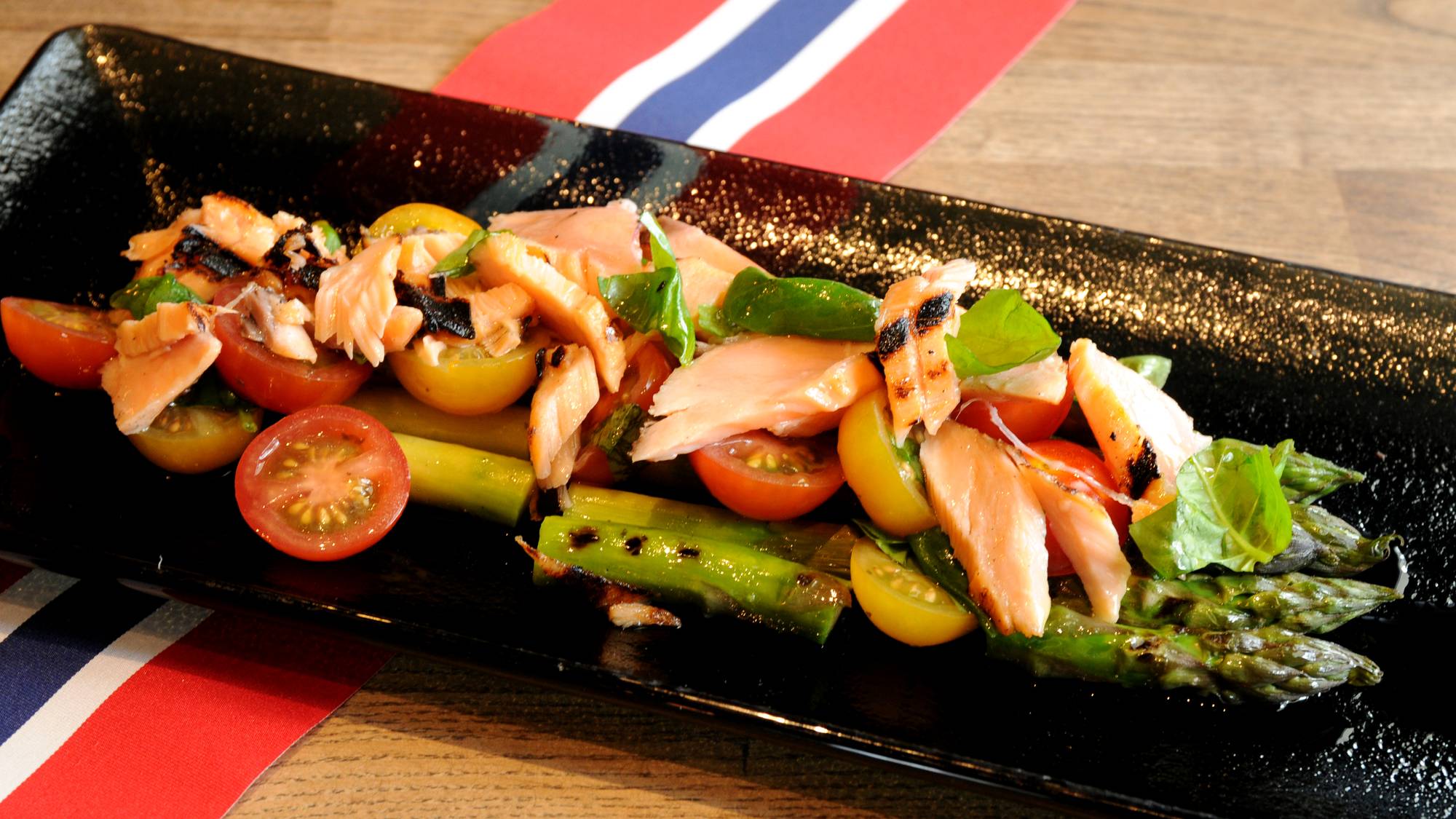Grillet gravlaks med grønn asparges og tomatsalat – NRK Mat ...