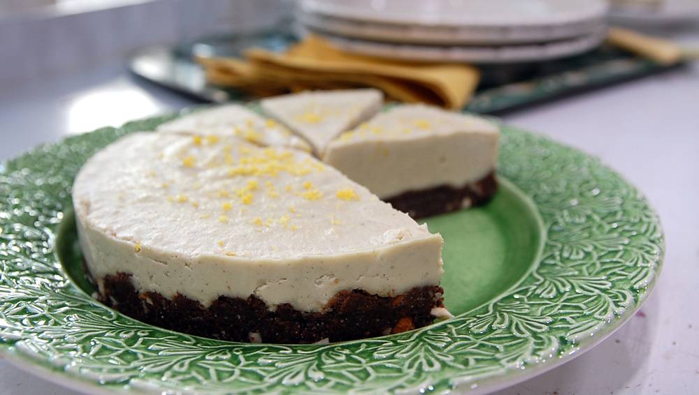 Rå sitronkake med nøttebunn – NRK Mat – Oppskrifter og inspirasjon