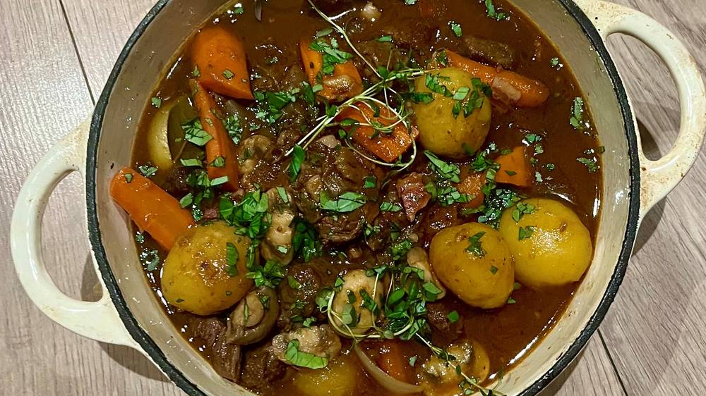 Seibiff med løk og rømmesaus – NRK Mat – Oppskrifter og inspirasjon